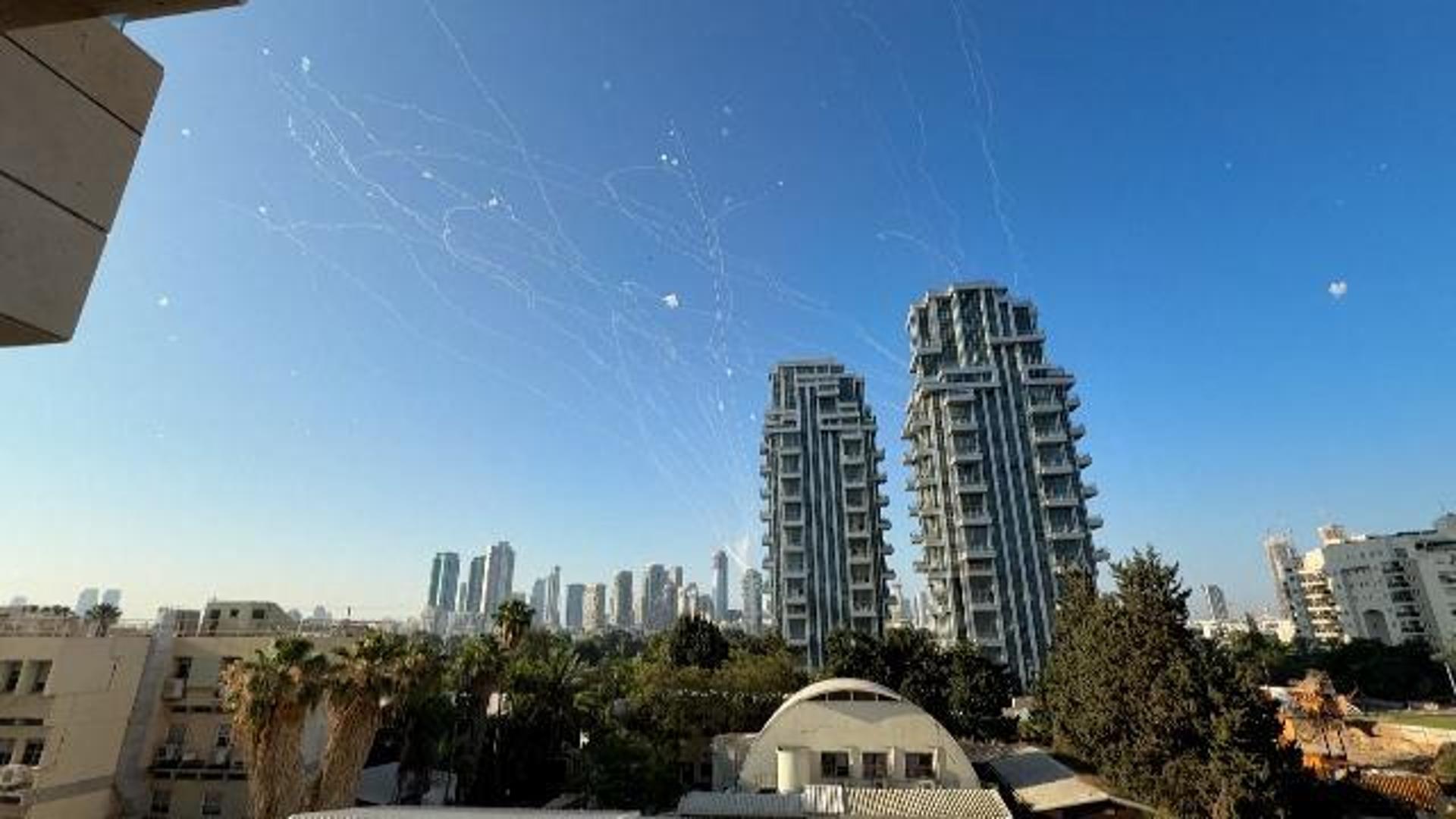 Israele, battaglia nel cielo di Tel Aviv: le esplosioni e le scie della ...