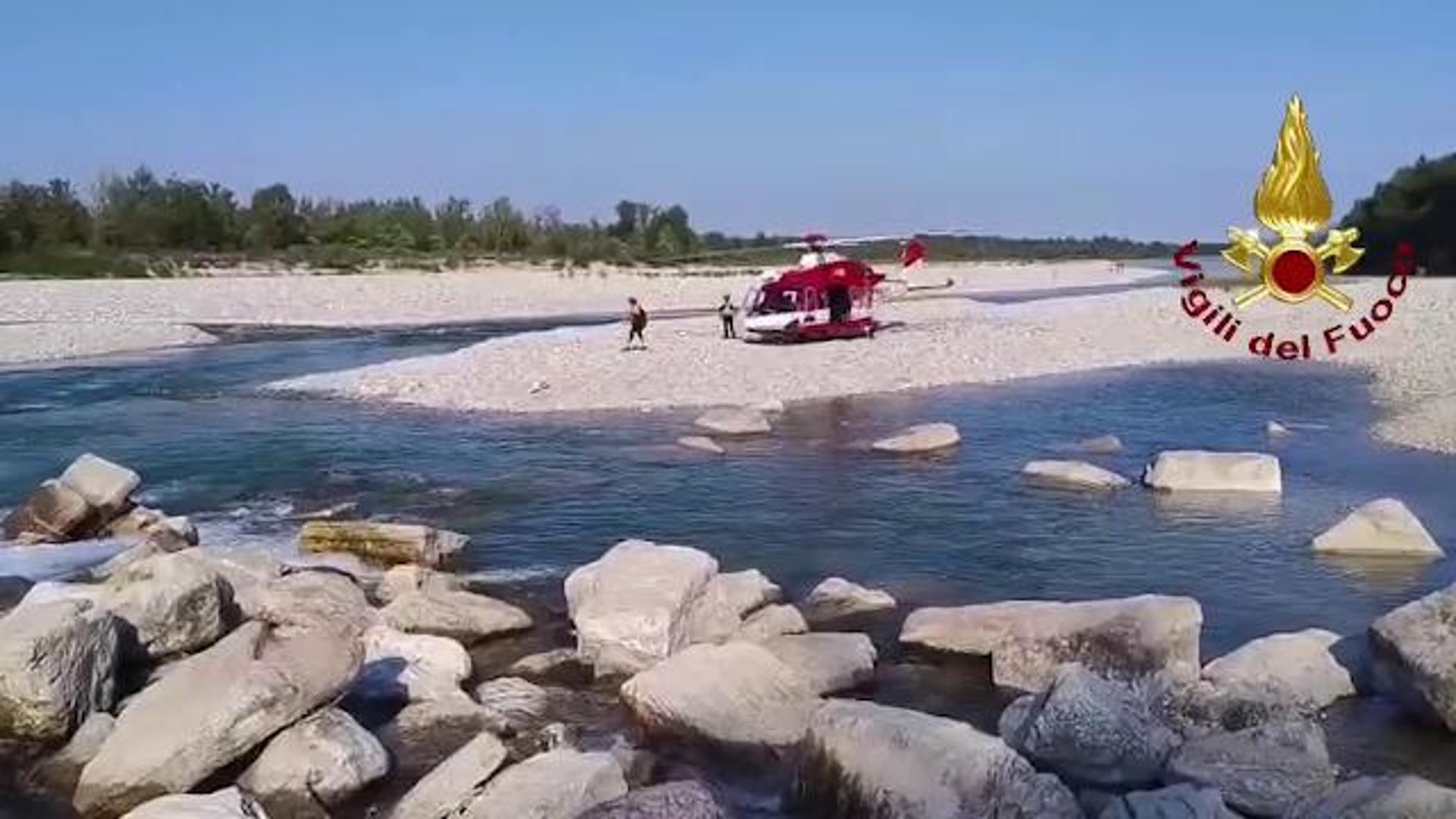 Le ricerche del corpo della bambina annegata nel fiume Piave - La Stampa