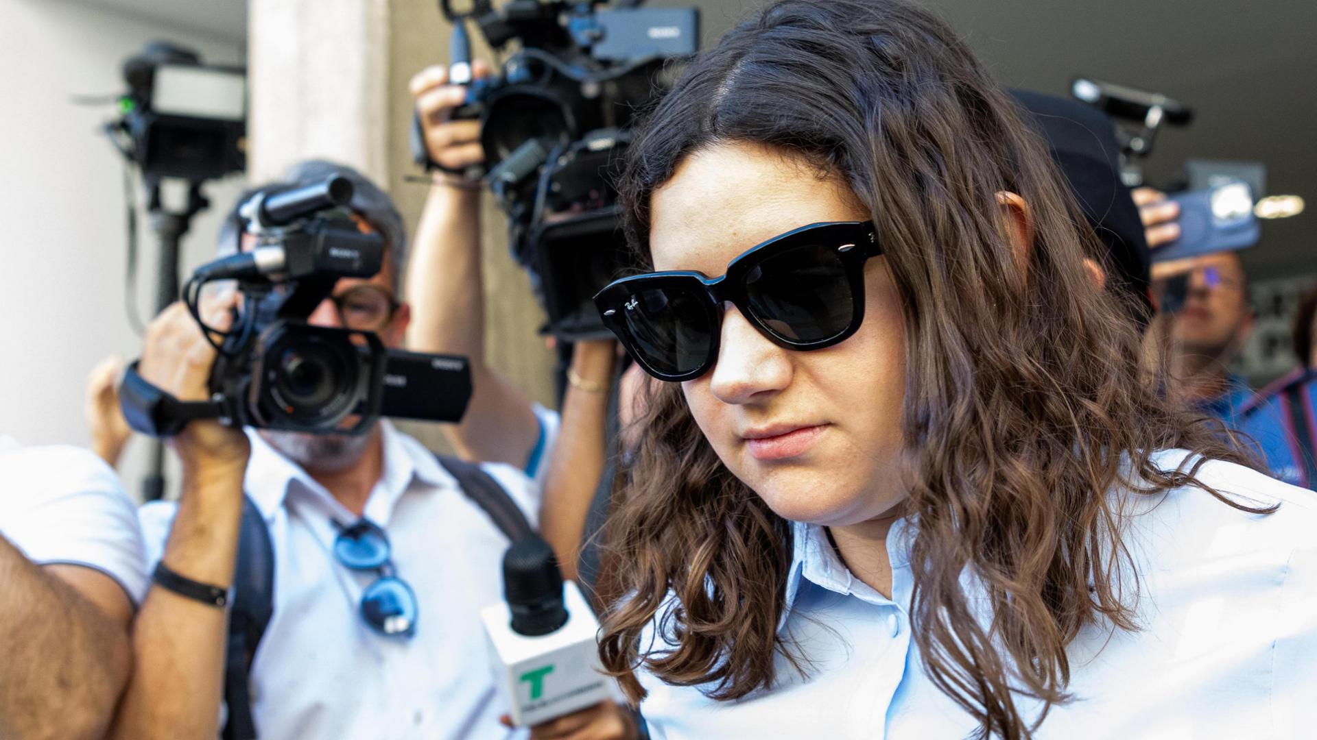 Chiara Petrolini esce dall'aula al processo per i neonati sepolti - La ...
