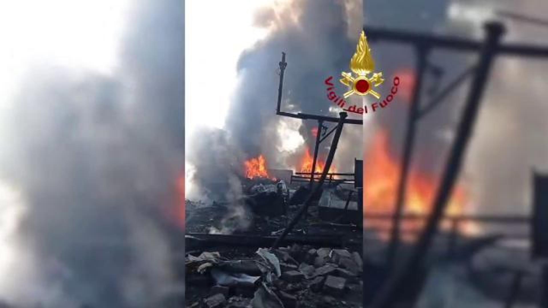 Esplosione a Roma, le squadre dei vigili del fuoco al lavoro per ...
