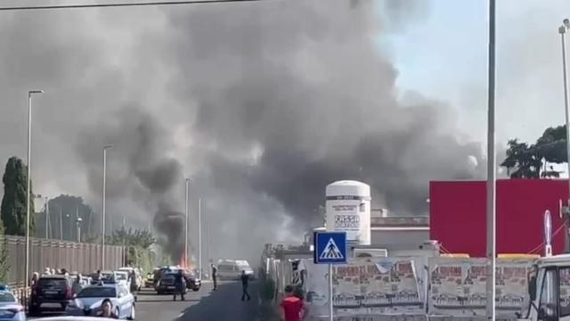 Incendio al distributore di benzina a Roma: la seconda esplosione vista ...