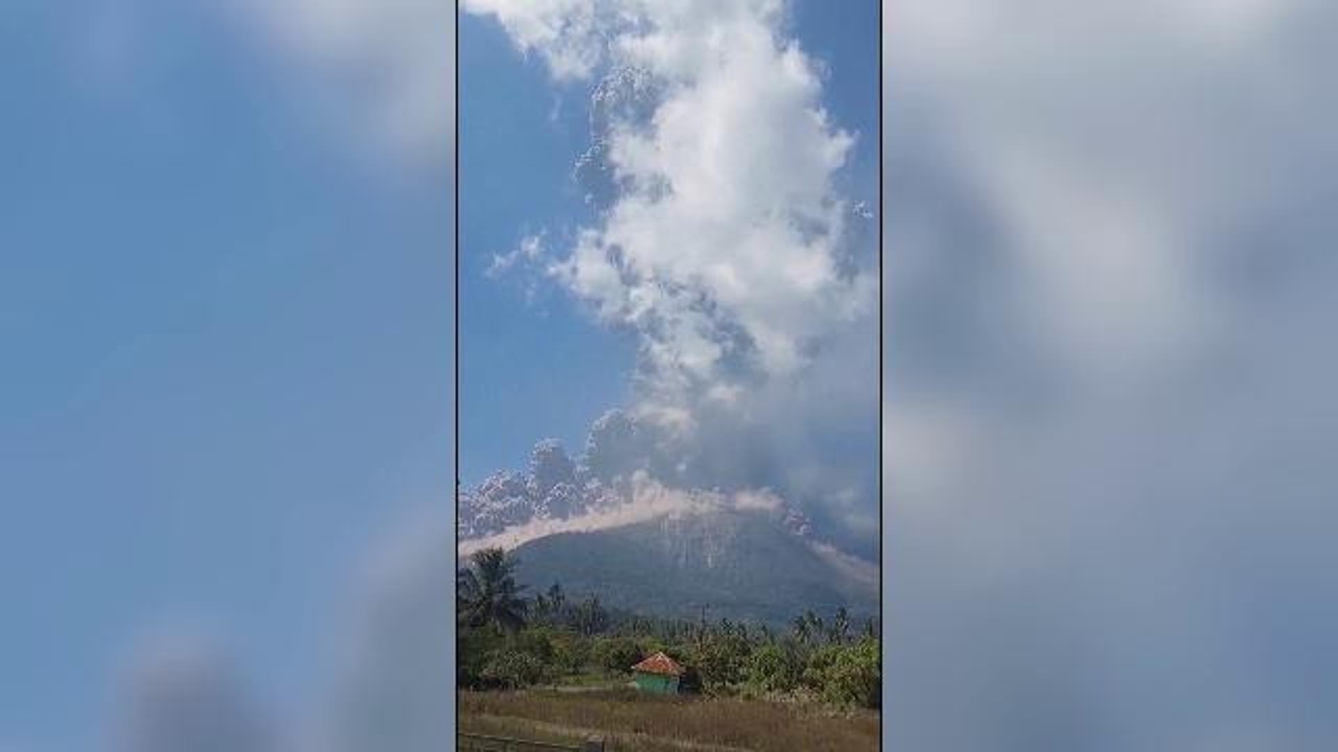 Indonesia: le immagini dell'eruzione del vulcano Laki Laki - La Stampa