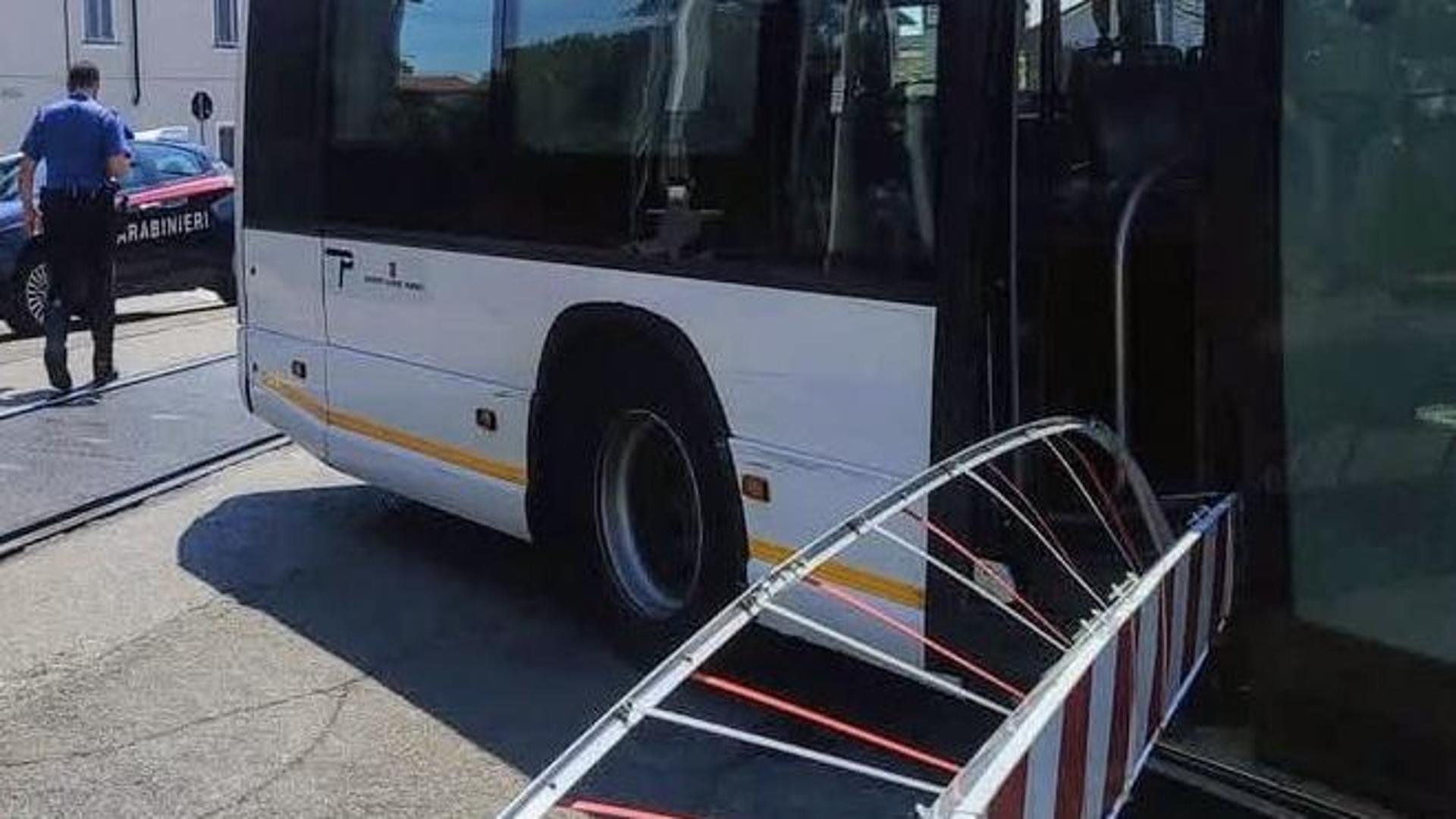 bus incastrato dalle sbarre passaggio a livell - La Stampa