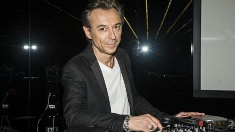 Il dj set di Albertino trasforma l’outlet di Vicolungo in una discoteca ...