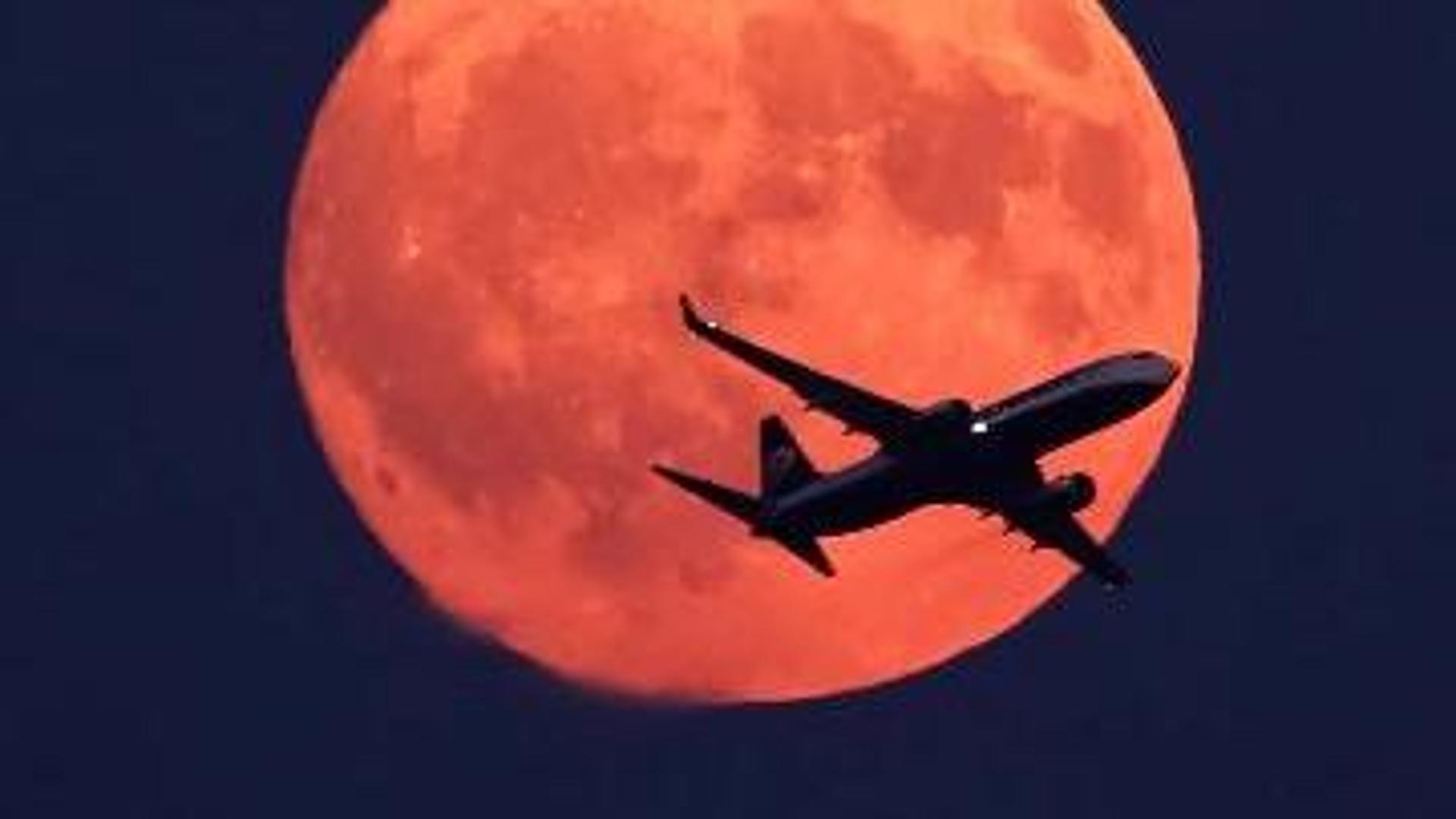 Bergamo, Boeing e Airbus solcano il cielo davanti alla luna: la magia ...