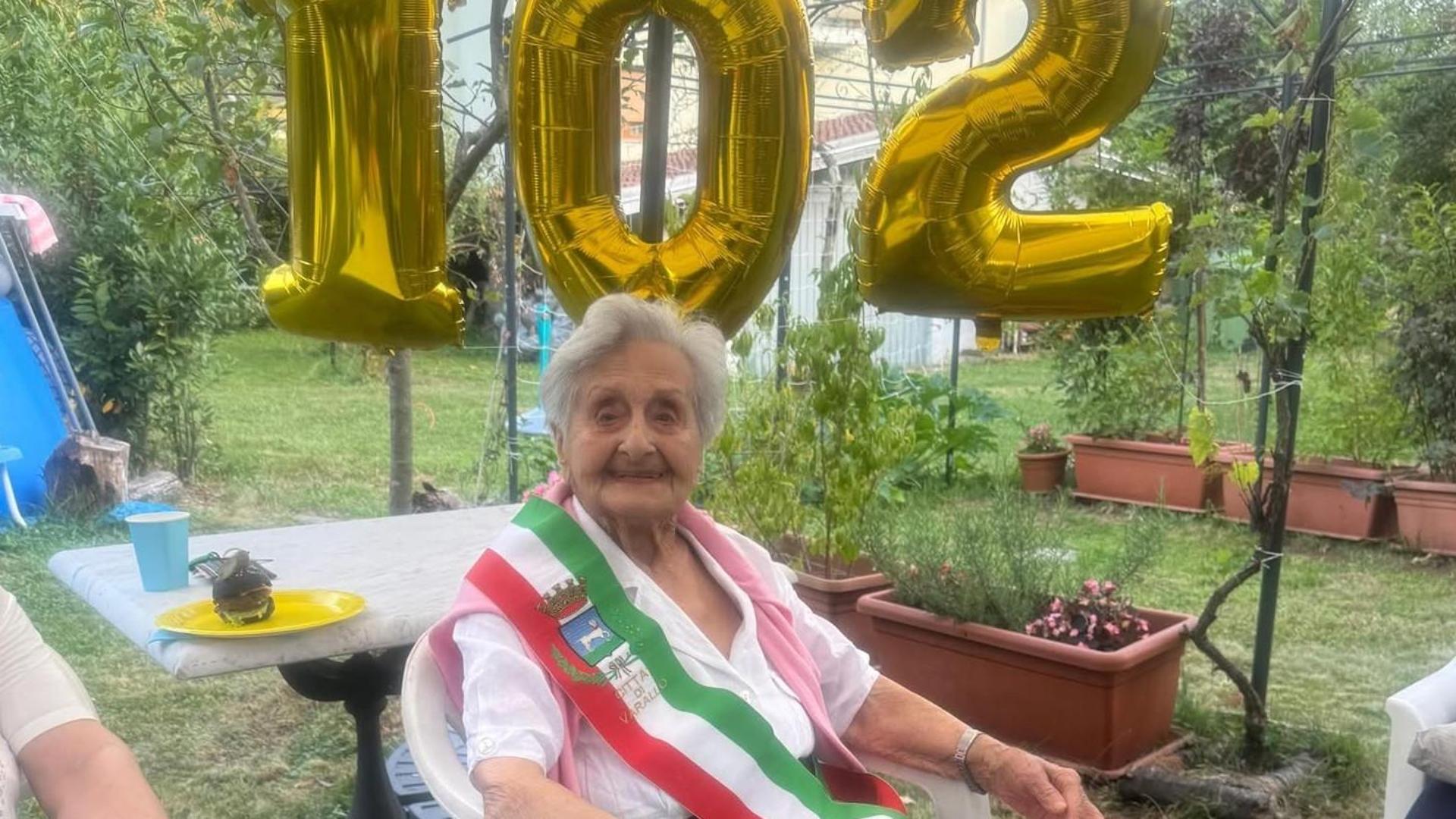 Varallo, festa per Gina 102 anni e Lina 101 nel rione Proia - La Stampa