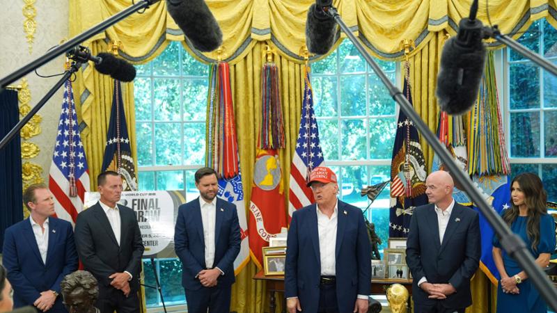 Ecco come Trump ha trasformato lo Studio Ovale: l'oro è ovunque - La Stampa