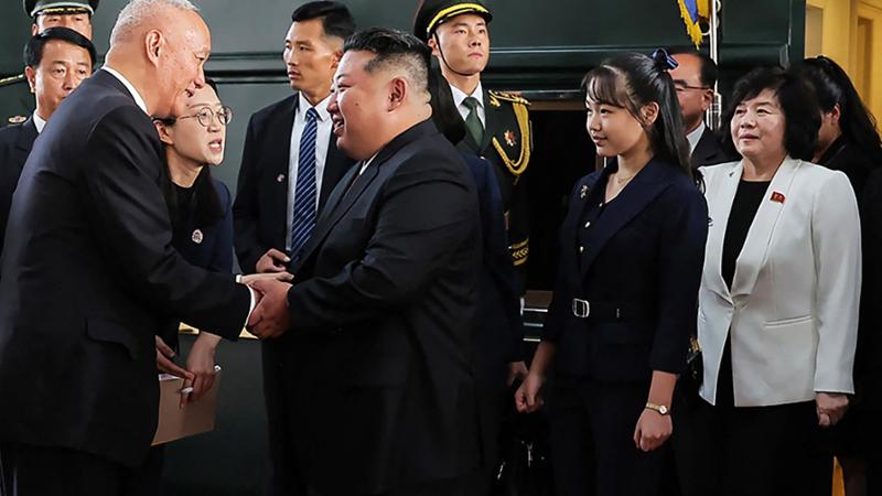 Kim Jong-un porta sulla scena la figlia 13enne Ju-ae - La Stampa
