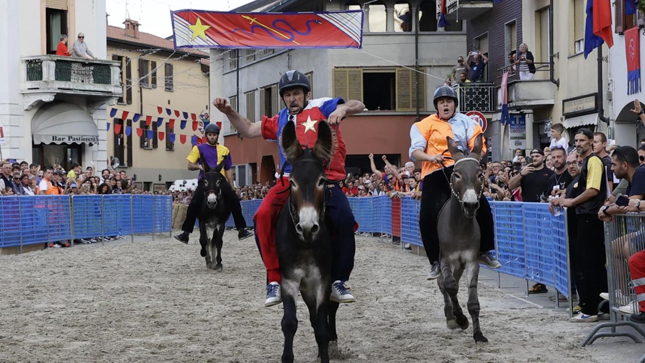 Sfide ed emozioni al palio degli asini di Cameri - Le immagini - La Stampa