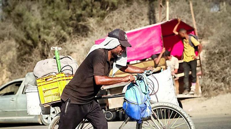 Fuga sotto le bombe. A Sud di Gaza City le strade sono una marea umana ...
