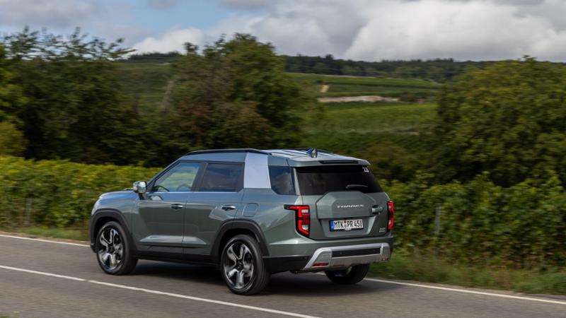 Al volante del Suv full hybrid coreano KGM Torres - La Stampa