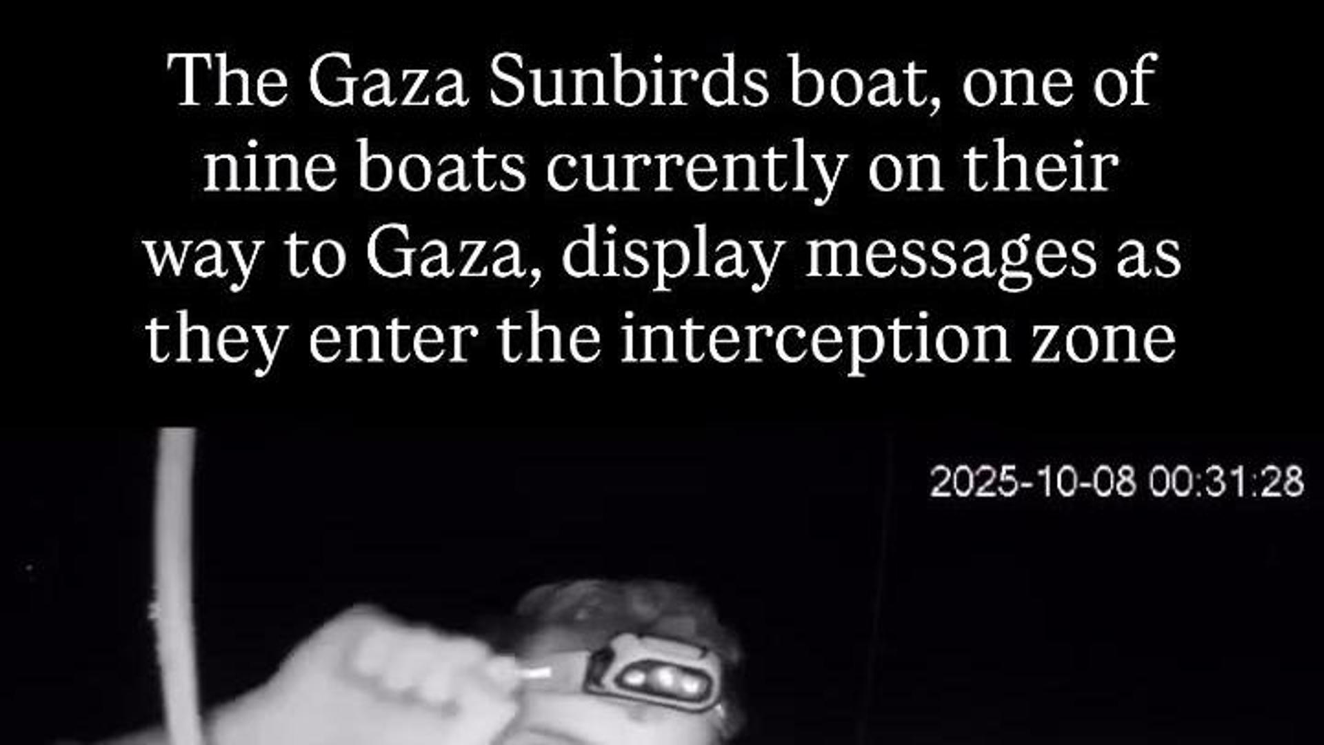 Flotilla, i cartelli per Gaza mostrati dall'equipaggio della Sunbird ...