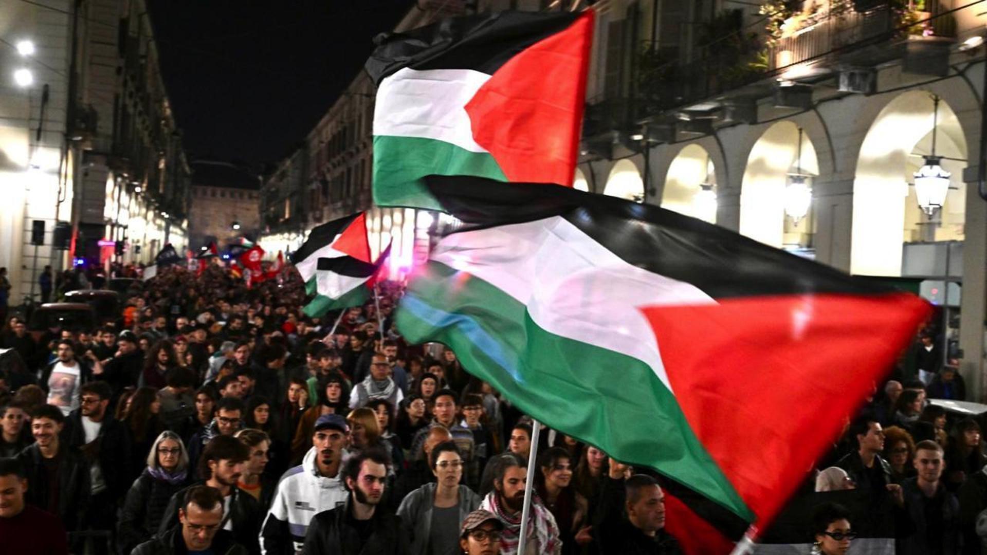 Di nuovo in piazza per Gaza a Torino, corteo Pro Palestina per le vie ...