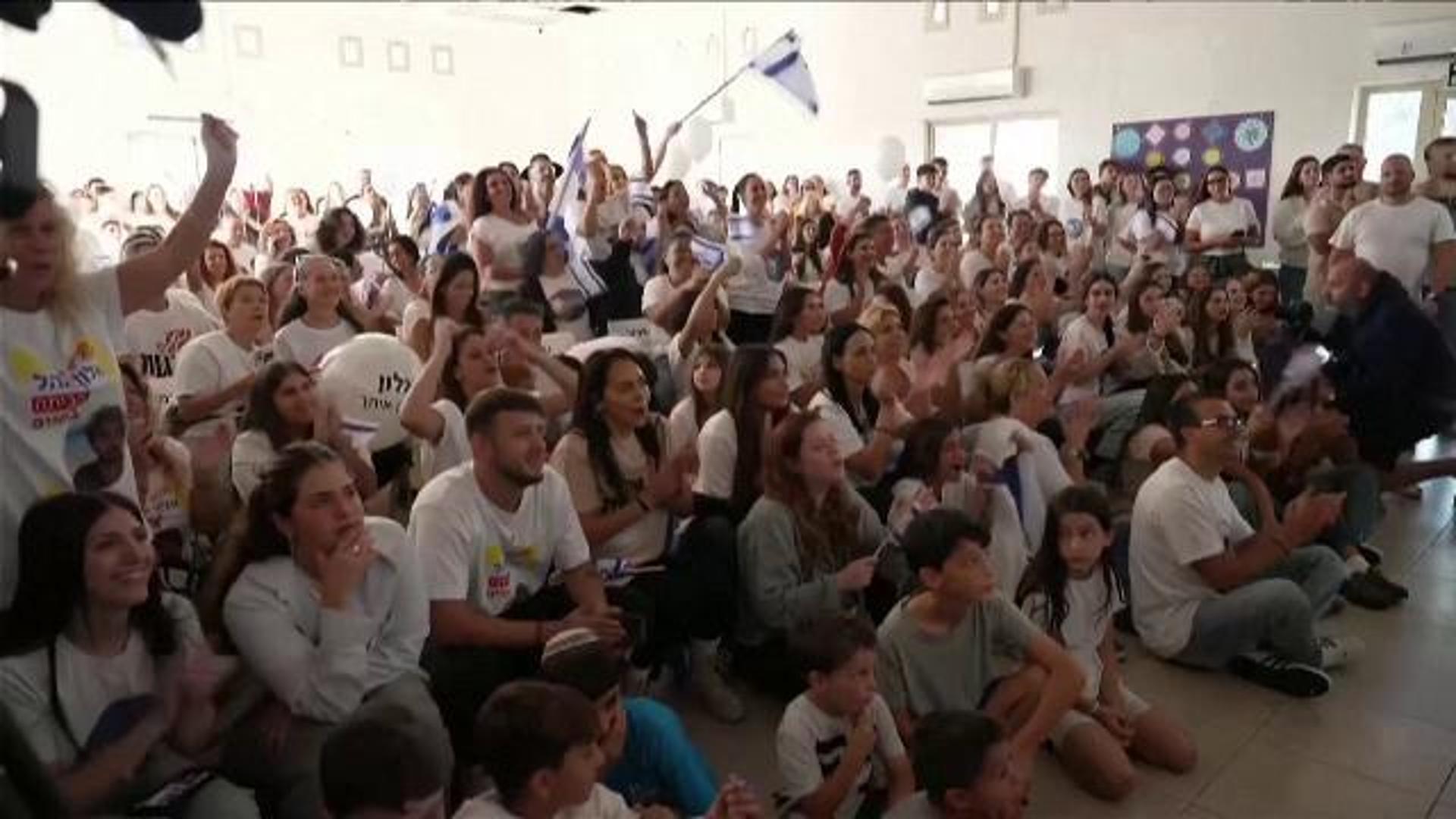 Israele, applausi e lacrime alla liberazione degli ostaggi Nimrod Cohen ...