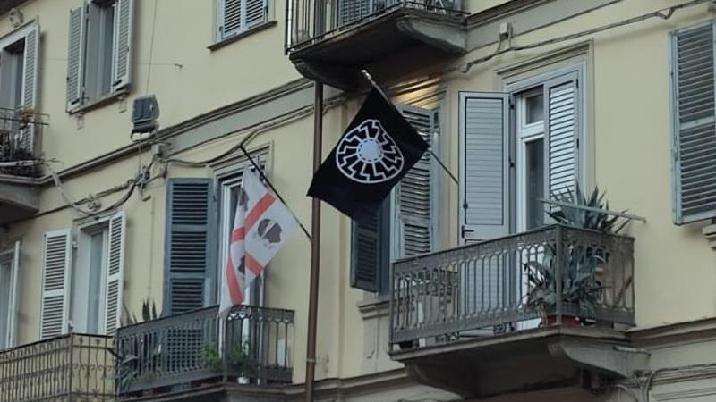 Torino, bandiera nazista e svastica al quartiere san donato - La Stampa