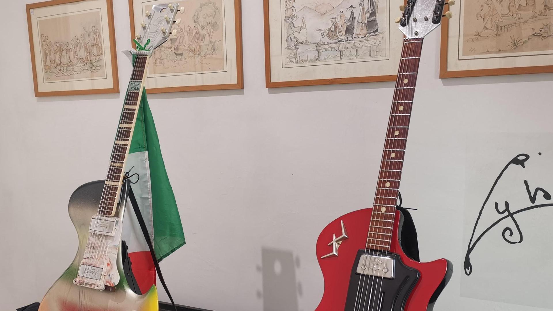 Mostra Wandrè: al museo civico le chitarre del liutaio Pioli - La Stampa
