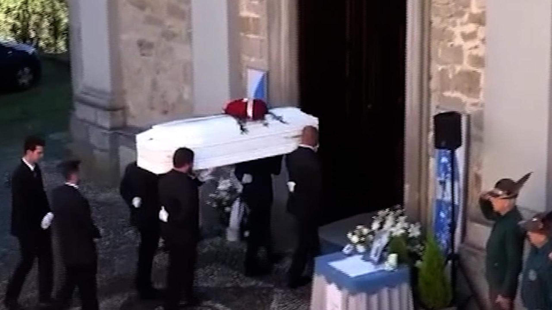 Pamela Genini, i funerali a Strozza: l'arrivo in chiesa della bara ...