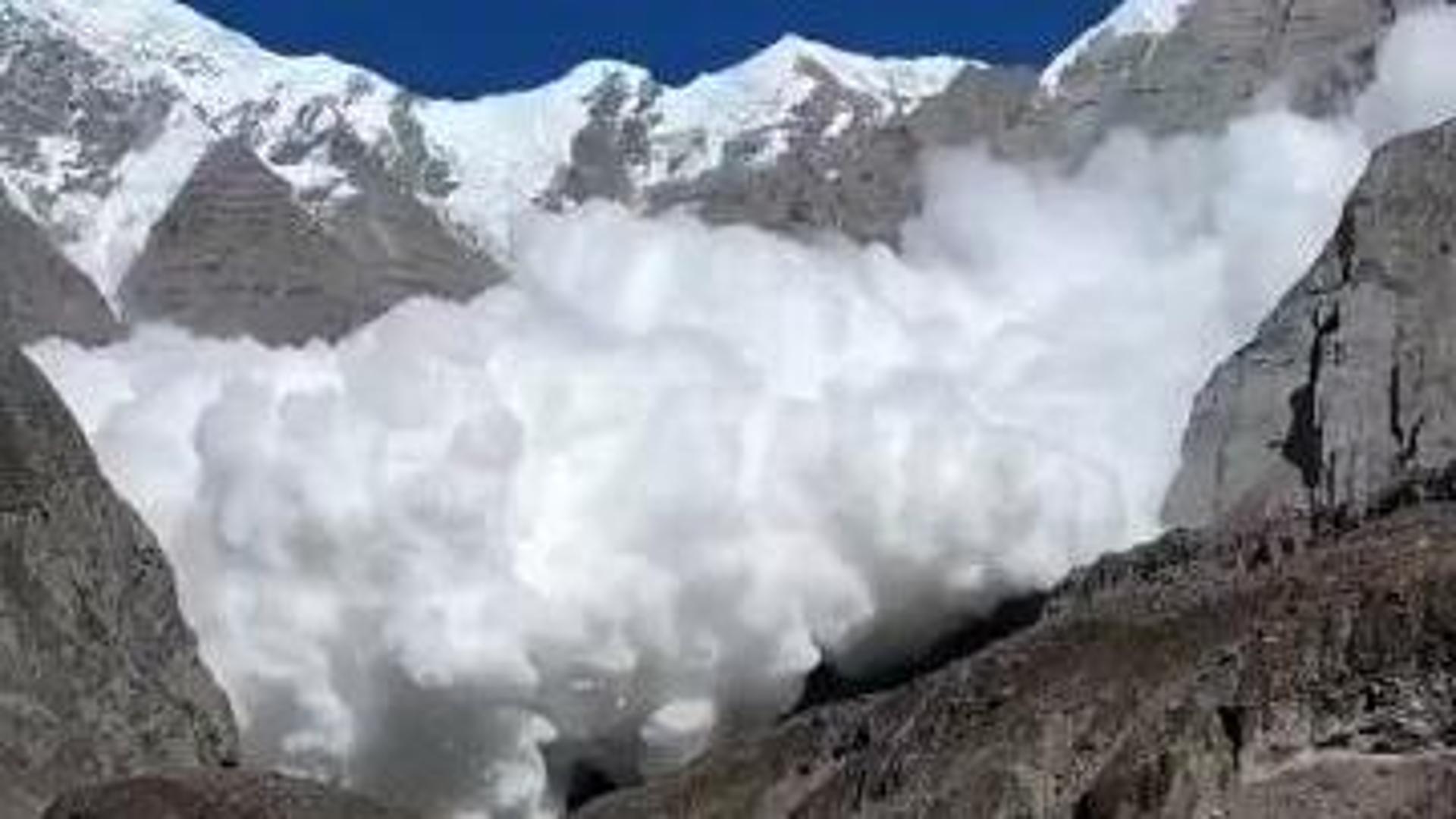 Himalaya Valanga Di Neve Sul Massiccio Dell Annapurna Escursionisti
