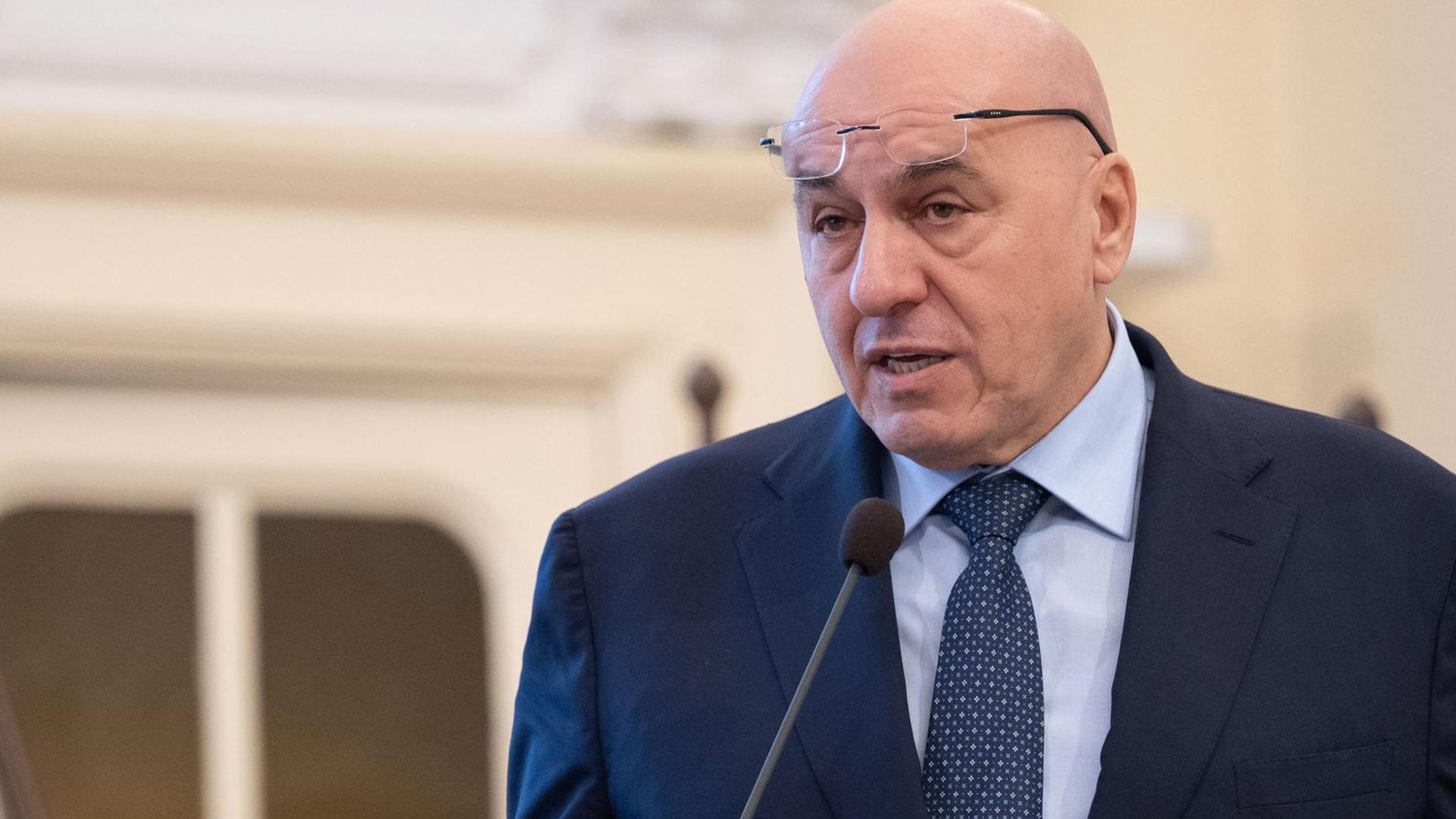 Crosetto e i cori fascisti: “I ragazzi di Parma vanno presi a calci ...