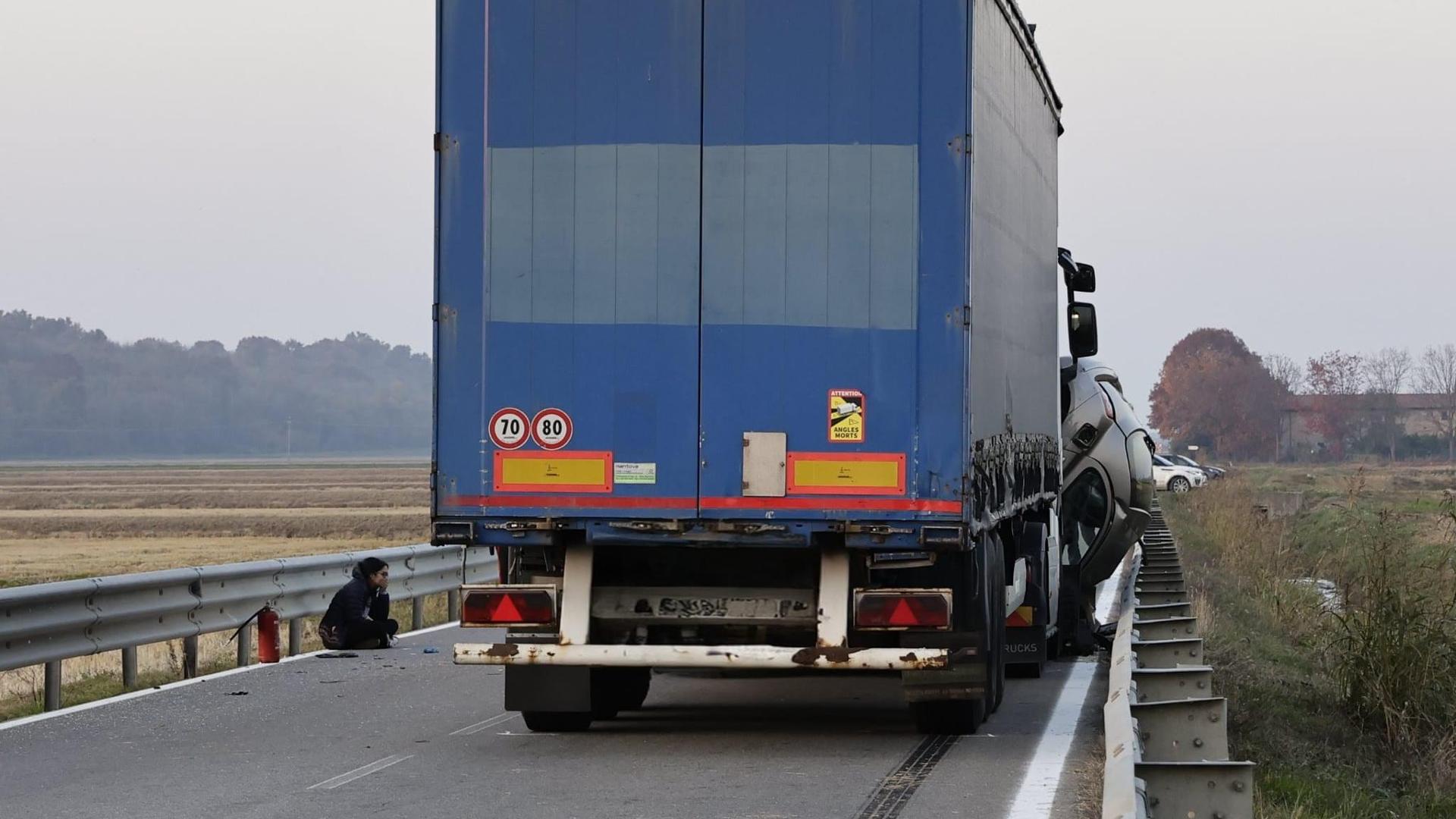 Schianto tra auto e camion sulla provinciale a Barengo, morto un ...