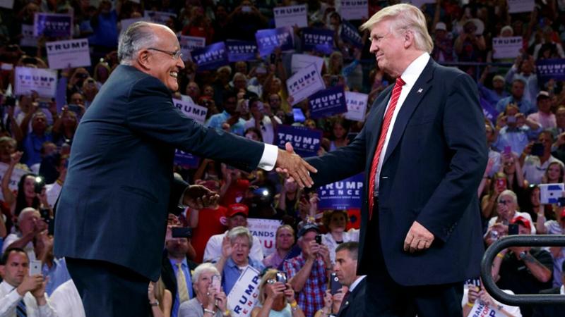 Trump grazia Rudolph Giuliani e gli alleati che contestarono il voto ...