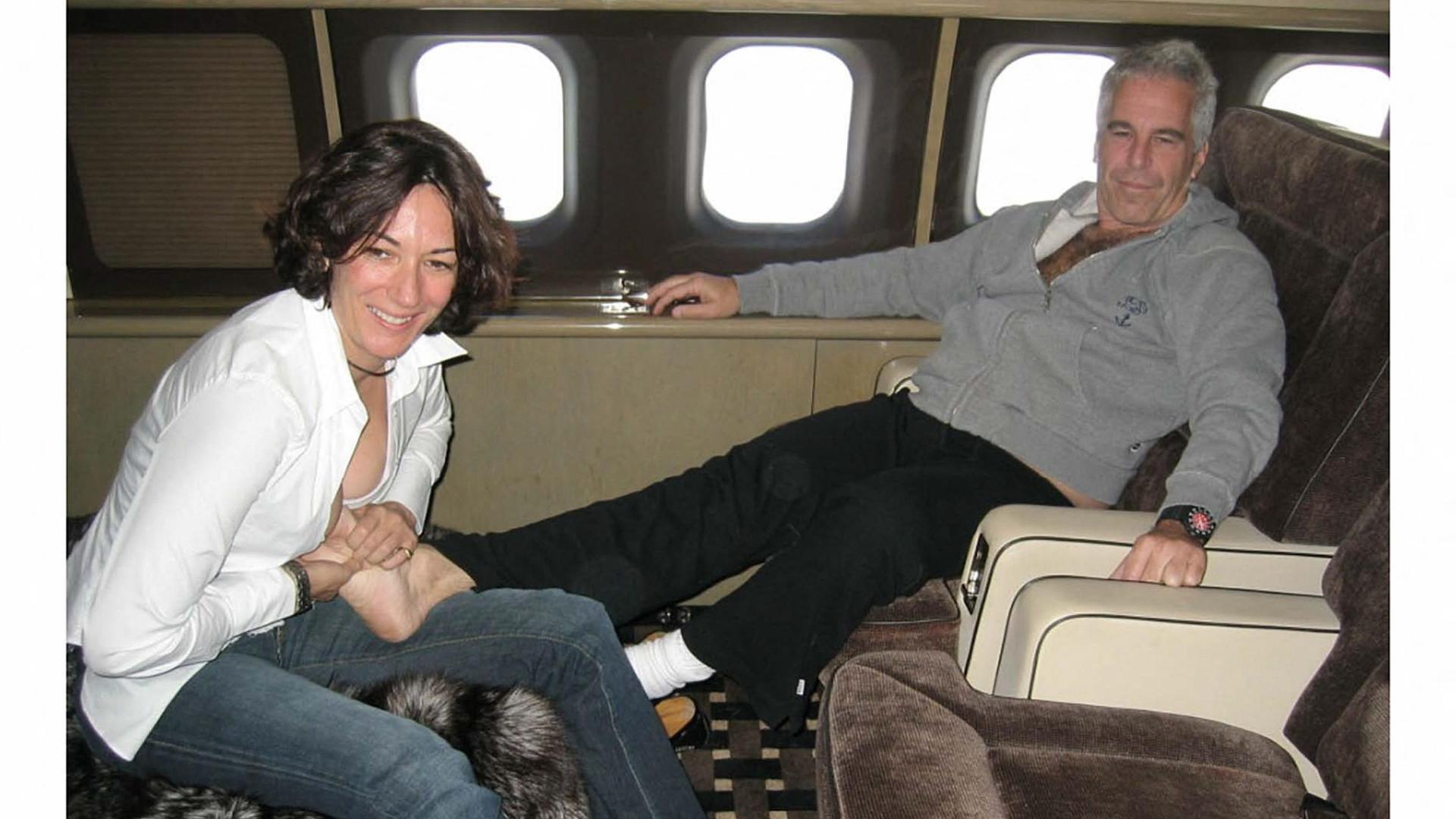 Ghislaine Maxwell, ex e complice di Epstein, pronta a chiedere a Trump ...