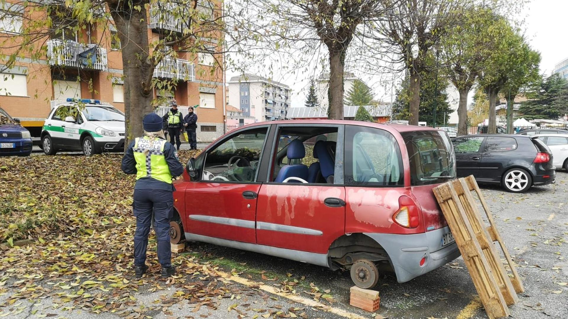 Alpignano, il cortile delle case Atc come una discarica delle auto: 6 ...