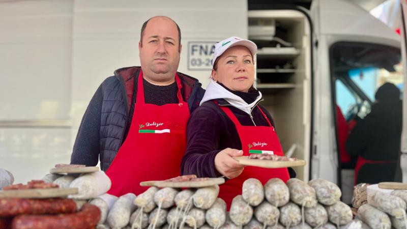 La famiglia Condrea dalla Romania al mercato di Intra per vendere l ...