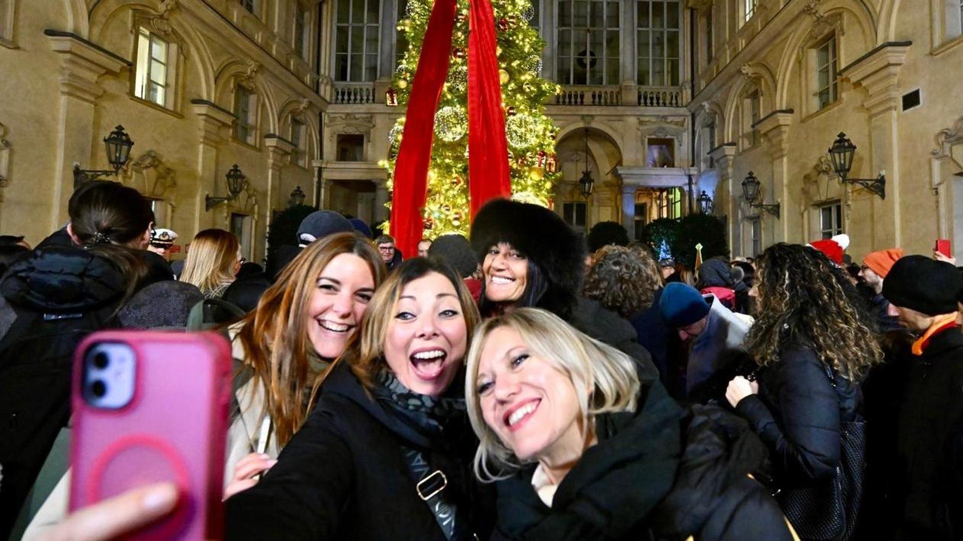 Torino si accende per Natale: luci, presepi e magia tra centro e ...
