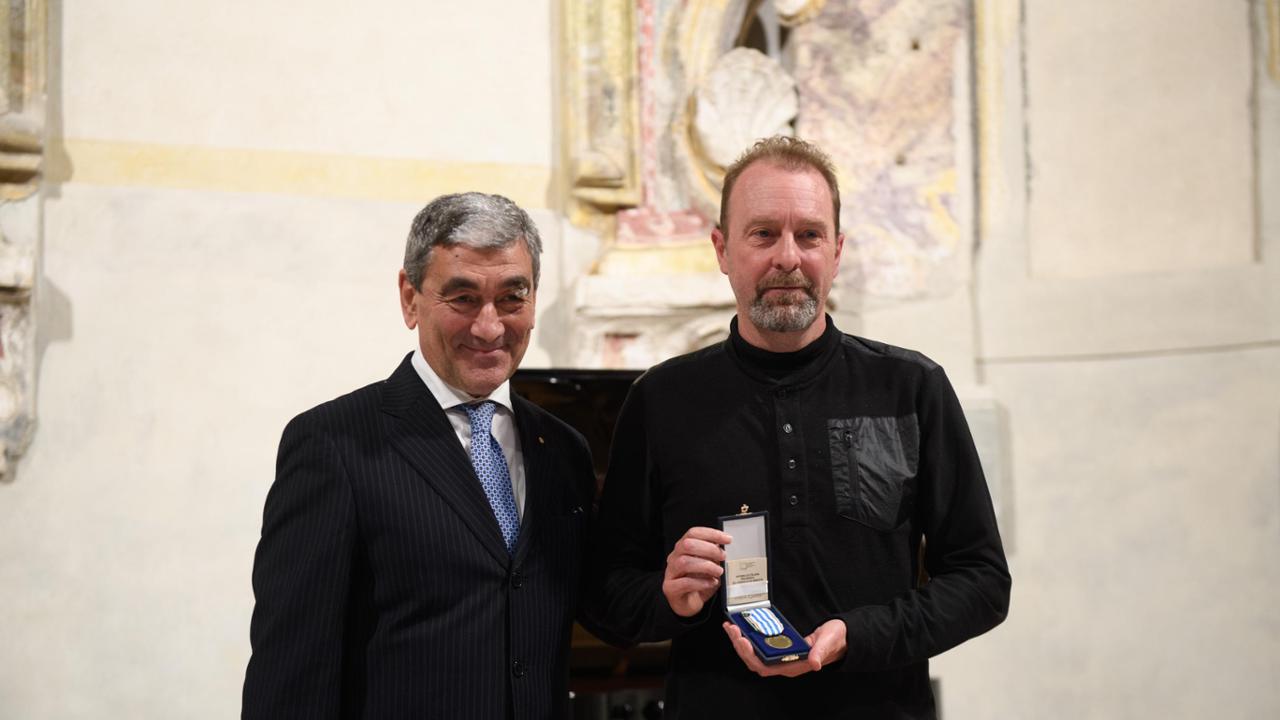 La consegna delle onorificenze in prefettura agli "eroi della ...