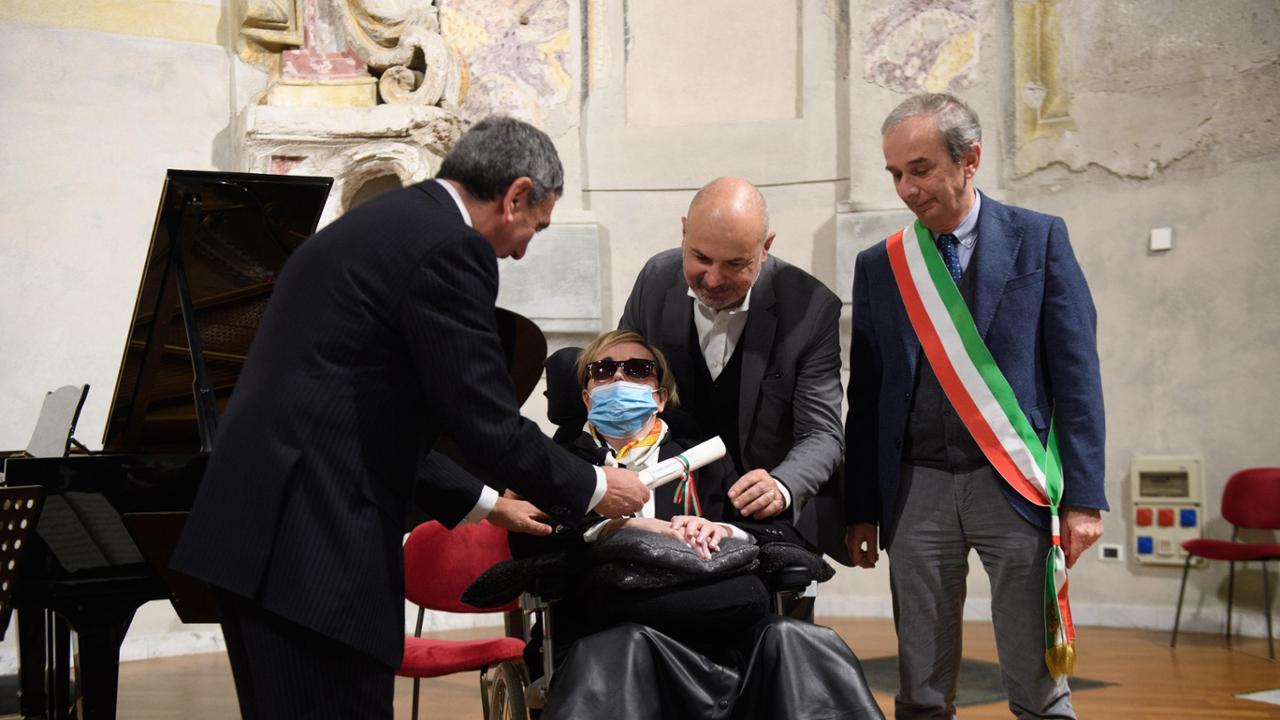 La consegna delle onorificenze in prefettura agli "eroi della ...