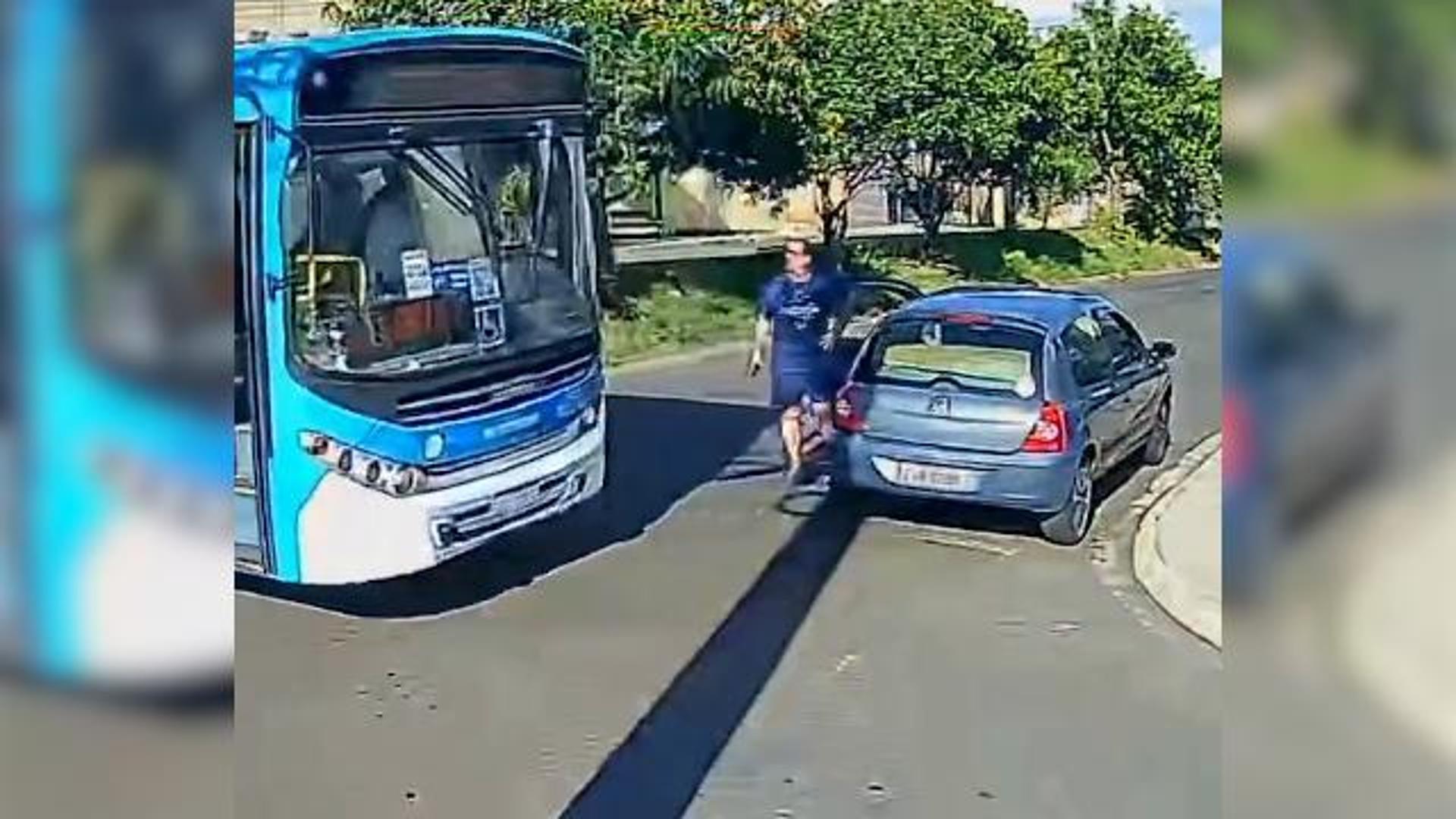 Brasile, l'auto blocca la strada. Il bus si fa strada con la forza - La ...