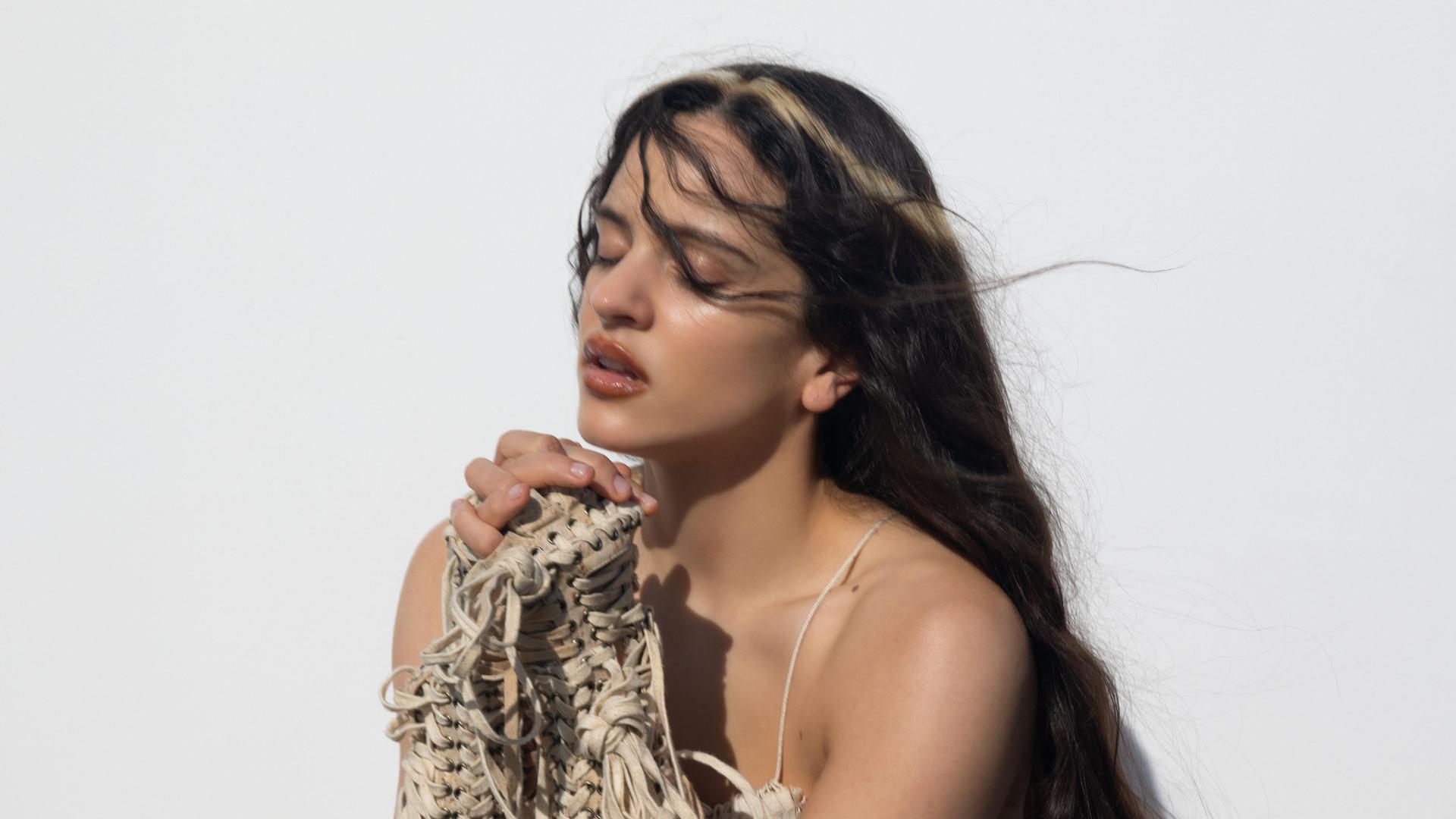 Rosalía sfida l'algoritmo con l'album “Lux”: l'intervista - La Stampa