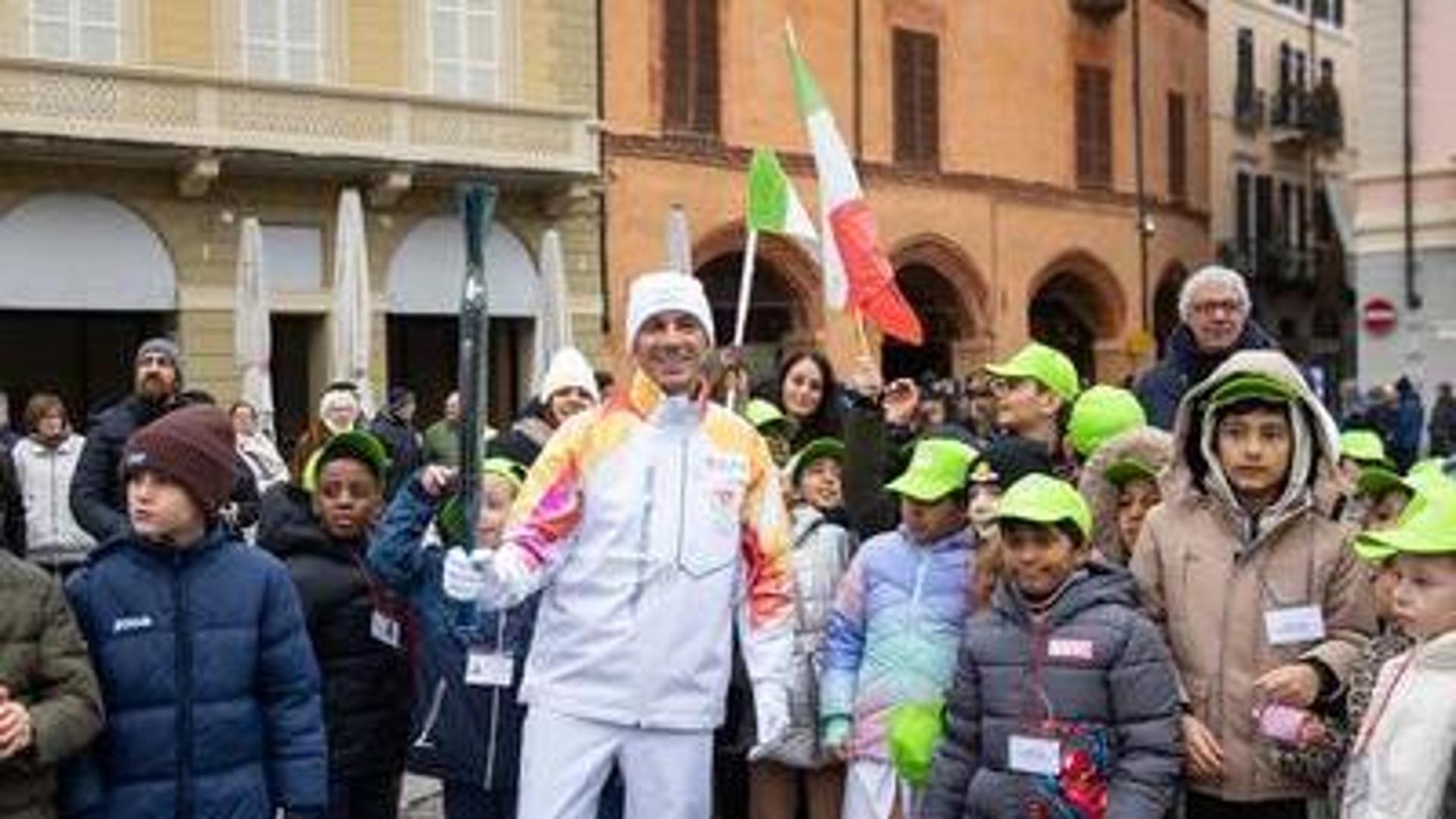 La Fiaccola olimpica accende la passione di Vercelli - La Stampa