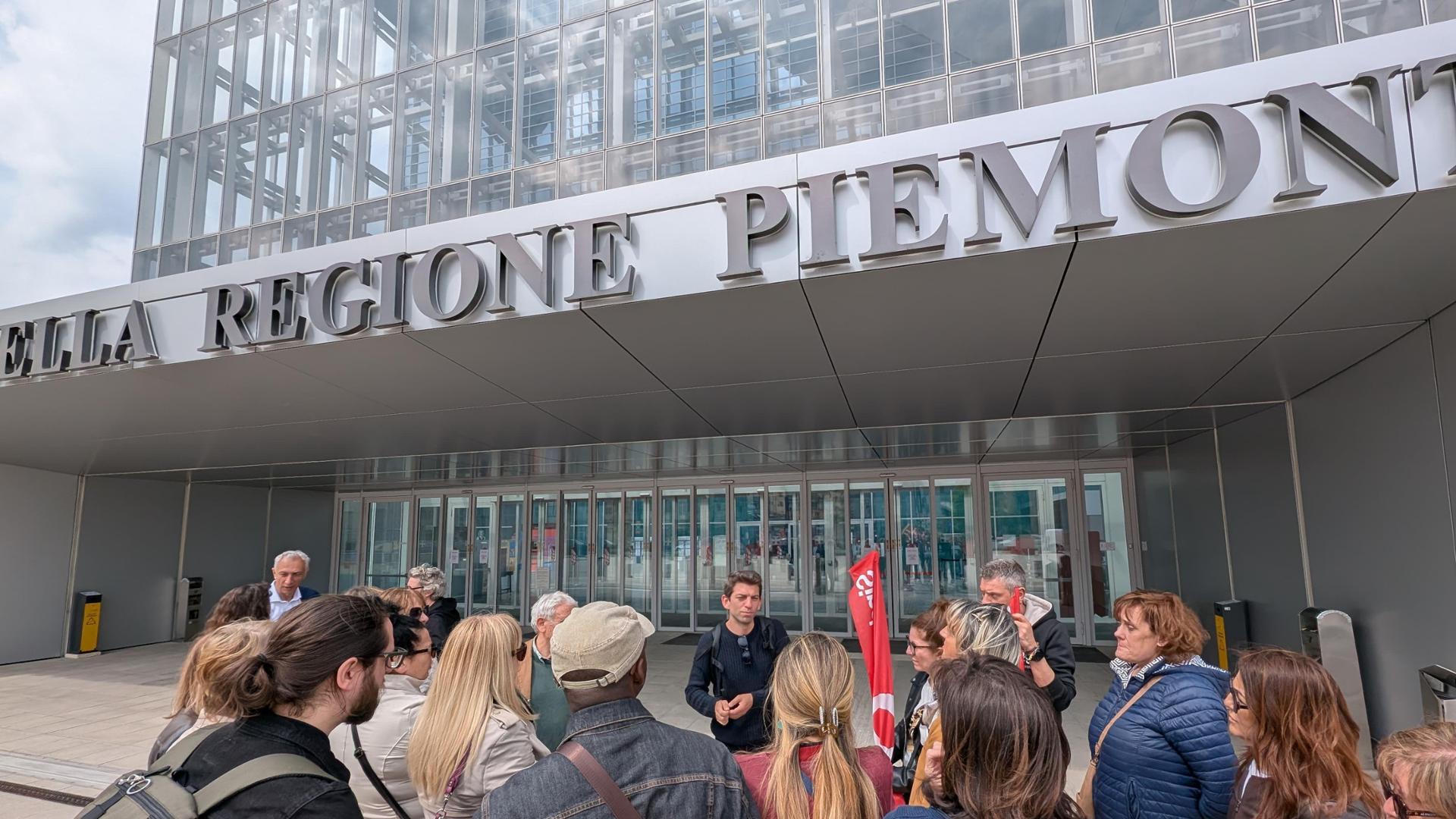 Call center Generali a Torino, lavoratrici licenziate protestano in ...
