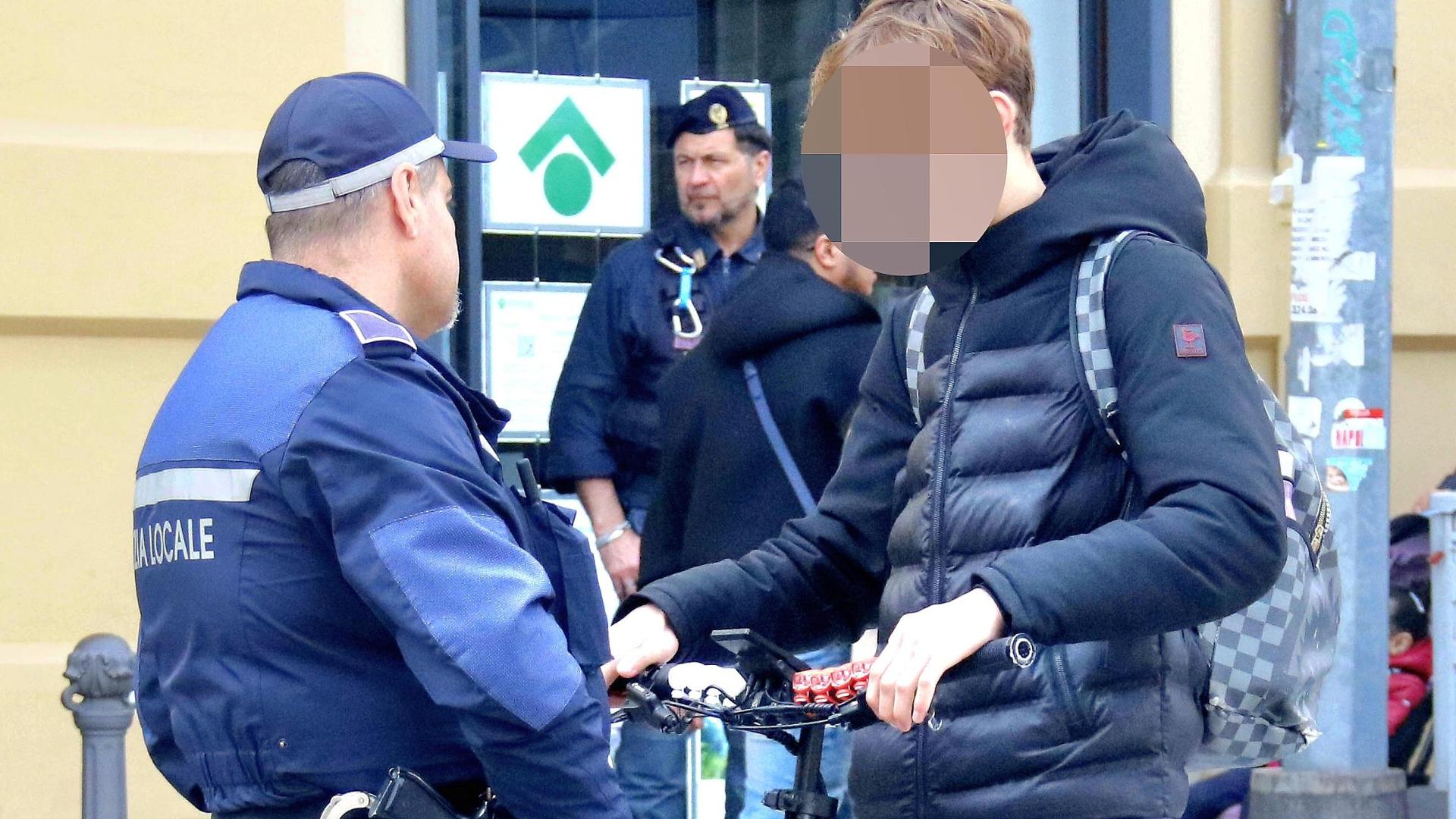 Pugno duro sui monopattini elettrici I vigili fermano l’acrobata del ...