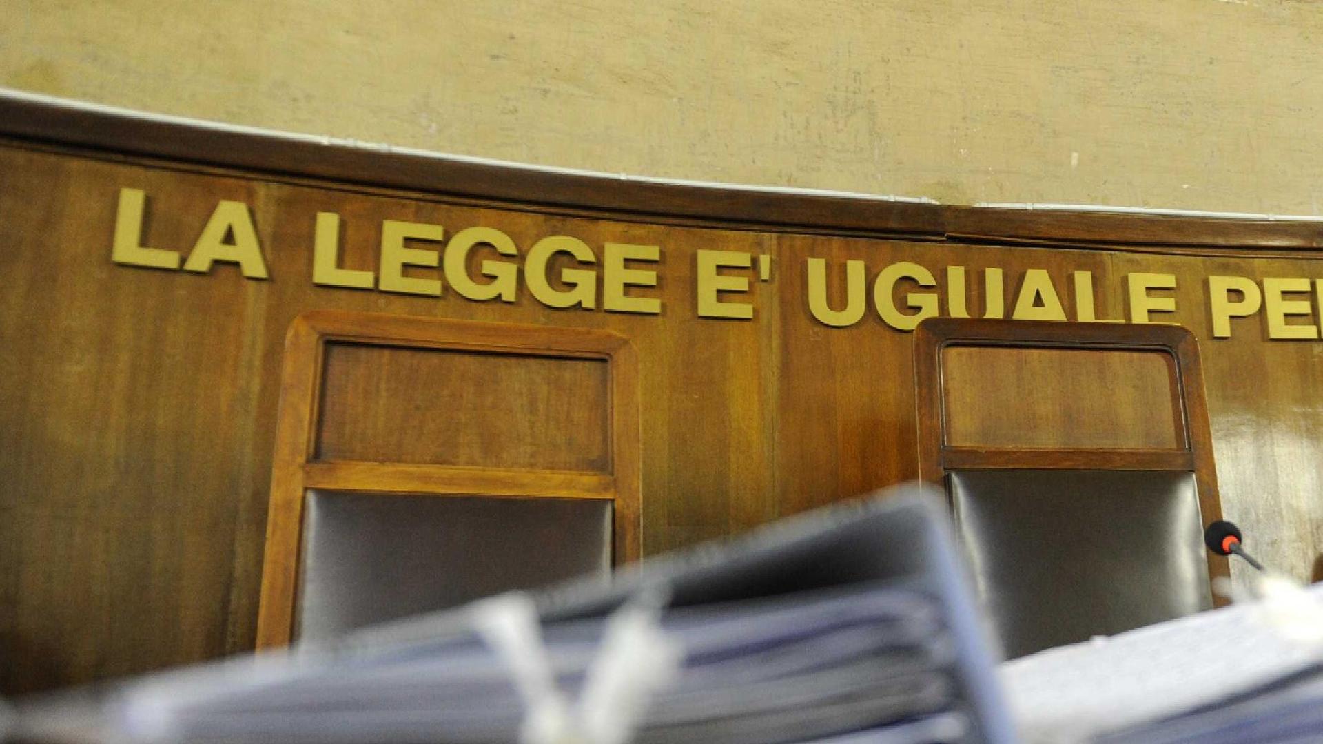 Trovati con superalcolici e cacciati dalla discoteca. Poi il pugno al ...