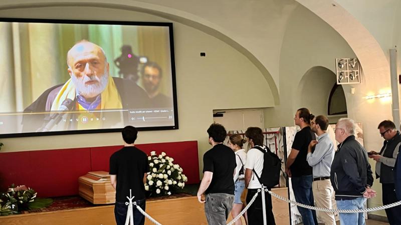 Petrini, alla camera ardente anche Oscar Farinetti e Giuseppe Lavazza ...
