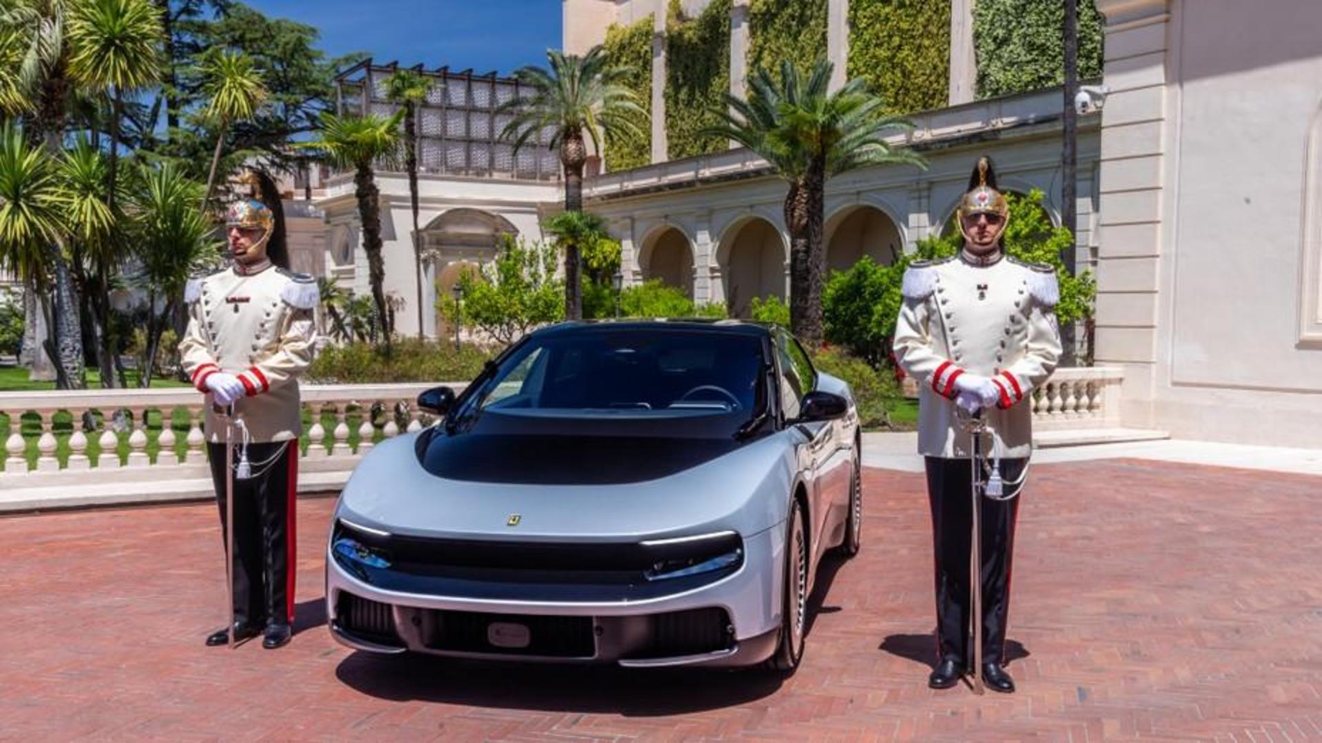 Ferrari presenta la Ferrari Luce al presidente Mattarella - La Stampa