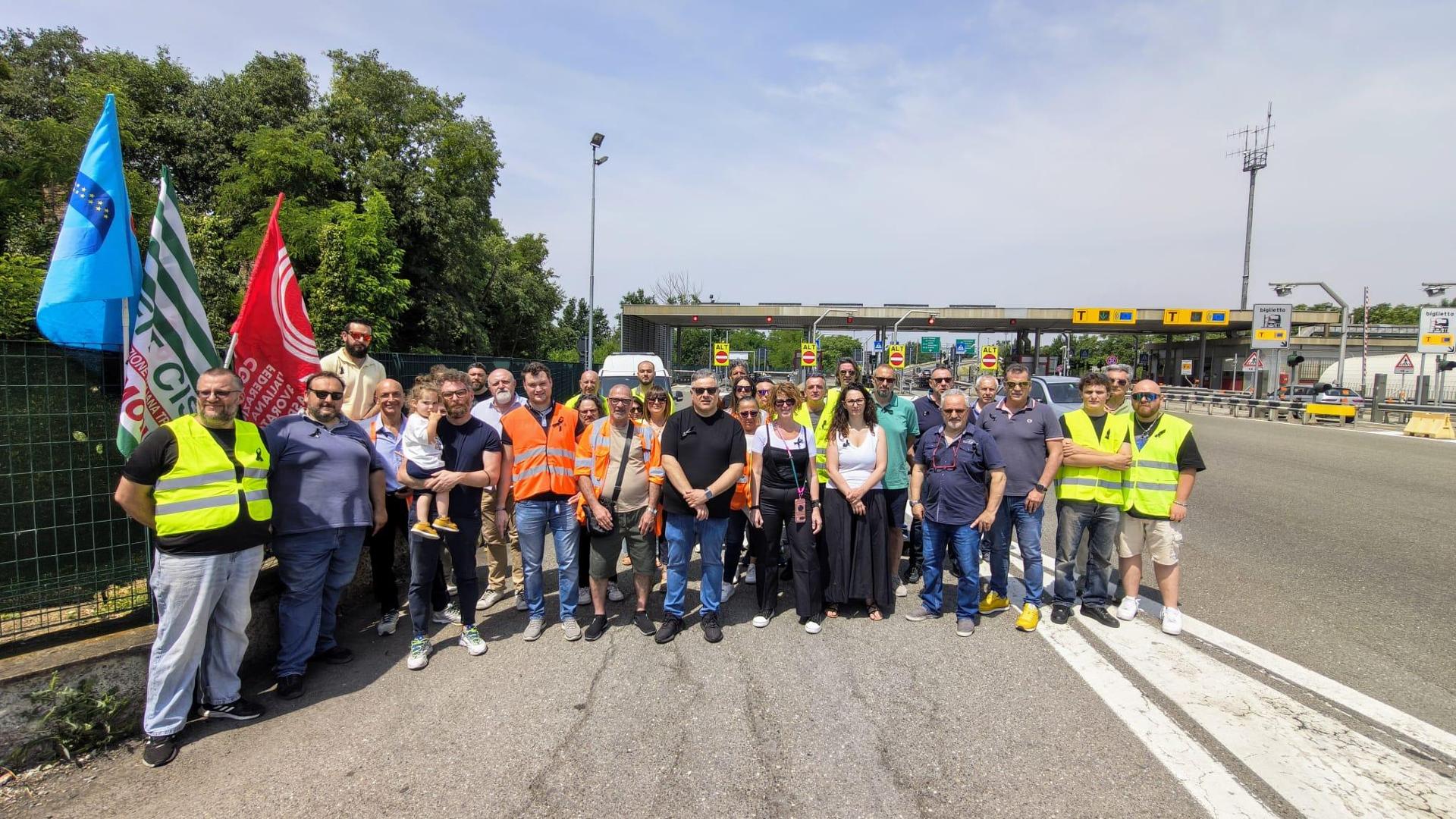 Operaio travolto sull’A21, lacrime e rabbia al presidio al casello di ...