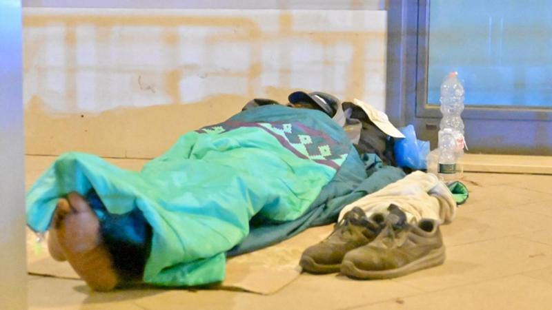 Quando si dorme su cartoni in attesa di un lavoro: i migranti ...