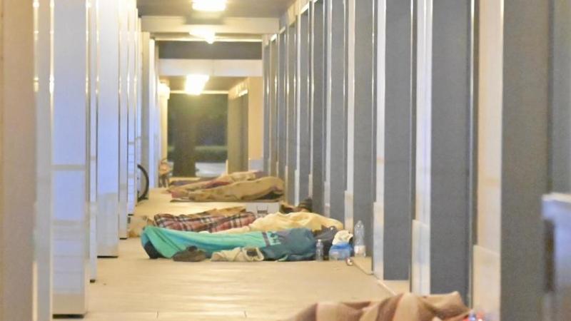 Quando si dorme su cartoni in attesa di un lavoro: i migranti ...