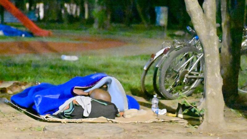 Quando si dorme su cartoni in attesa di un lavoro: i migranti ...