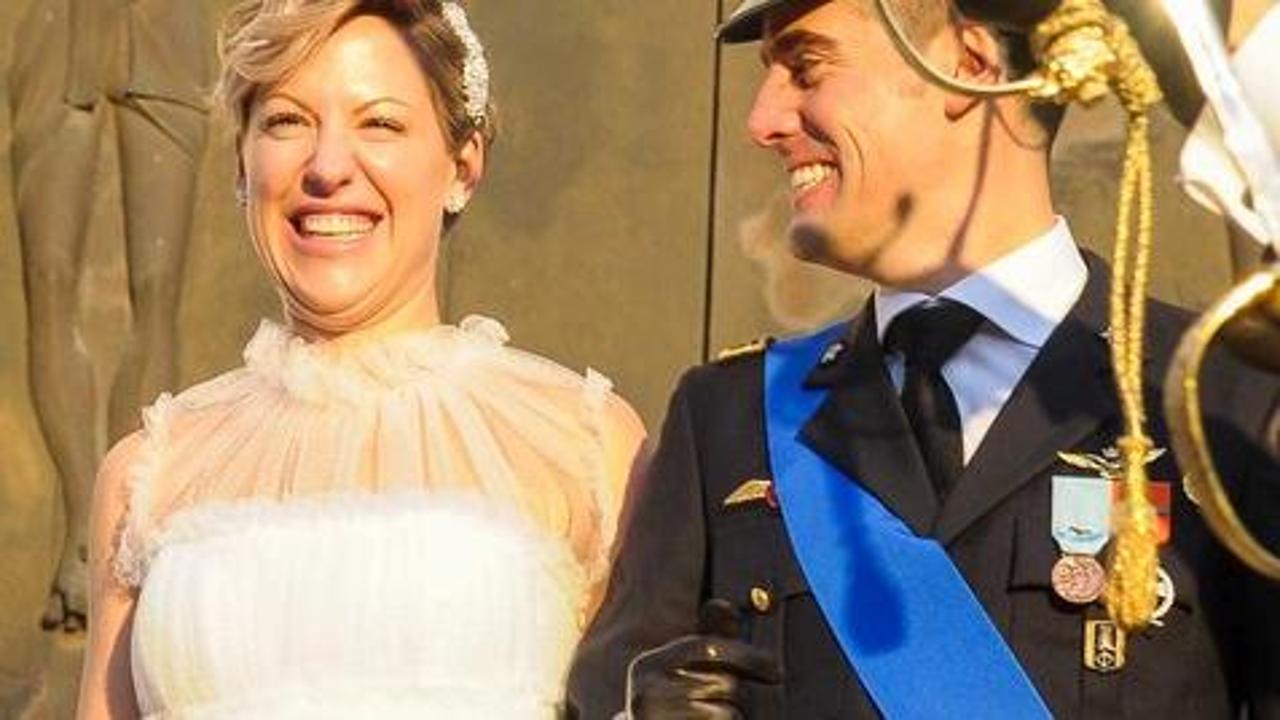 Abito bianco per lei, uniforme per lui: le immagini del matrimonio di ...
