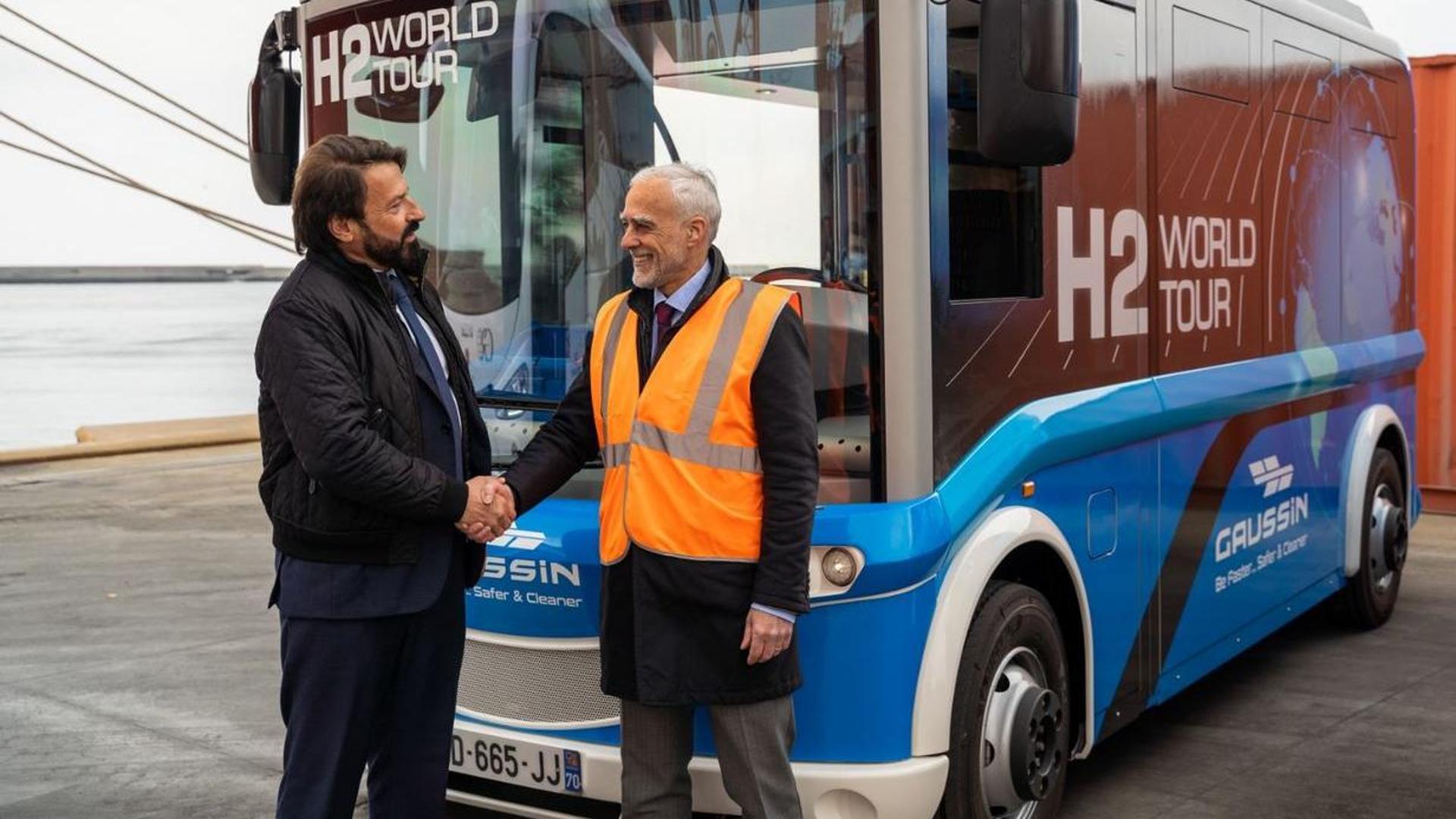 Genova, è partito dal terminal Messina il tour mondiale del camion a ...