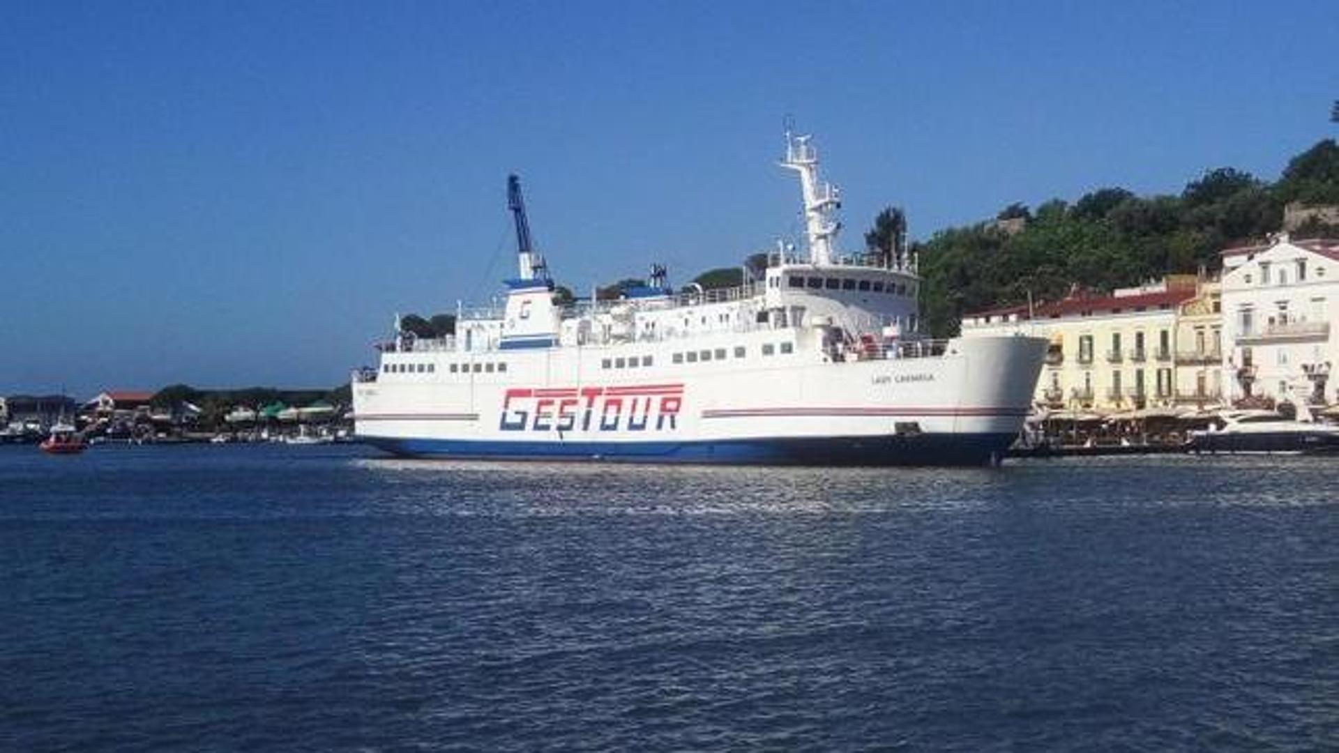 Traghetto arenato nel porto di Ischia, nessun danno - The MediTelegraph