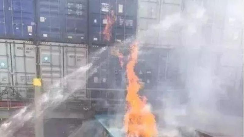 L'incendio sulla super portacontainer colpa delle batterie al litio ...