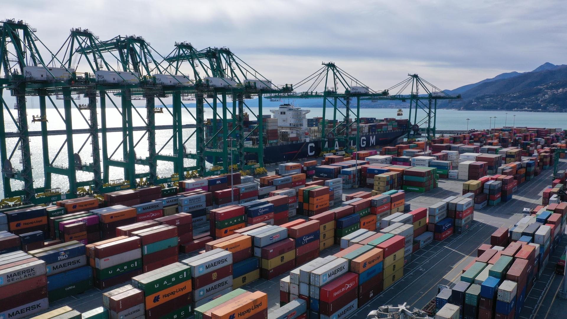 Genova, gru da 90 metri su tutta la banchina del terminal Psa - The ...